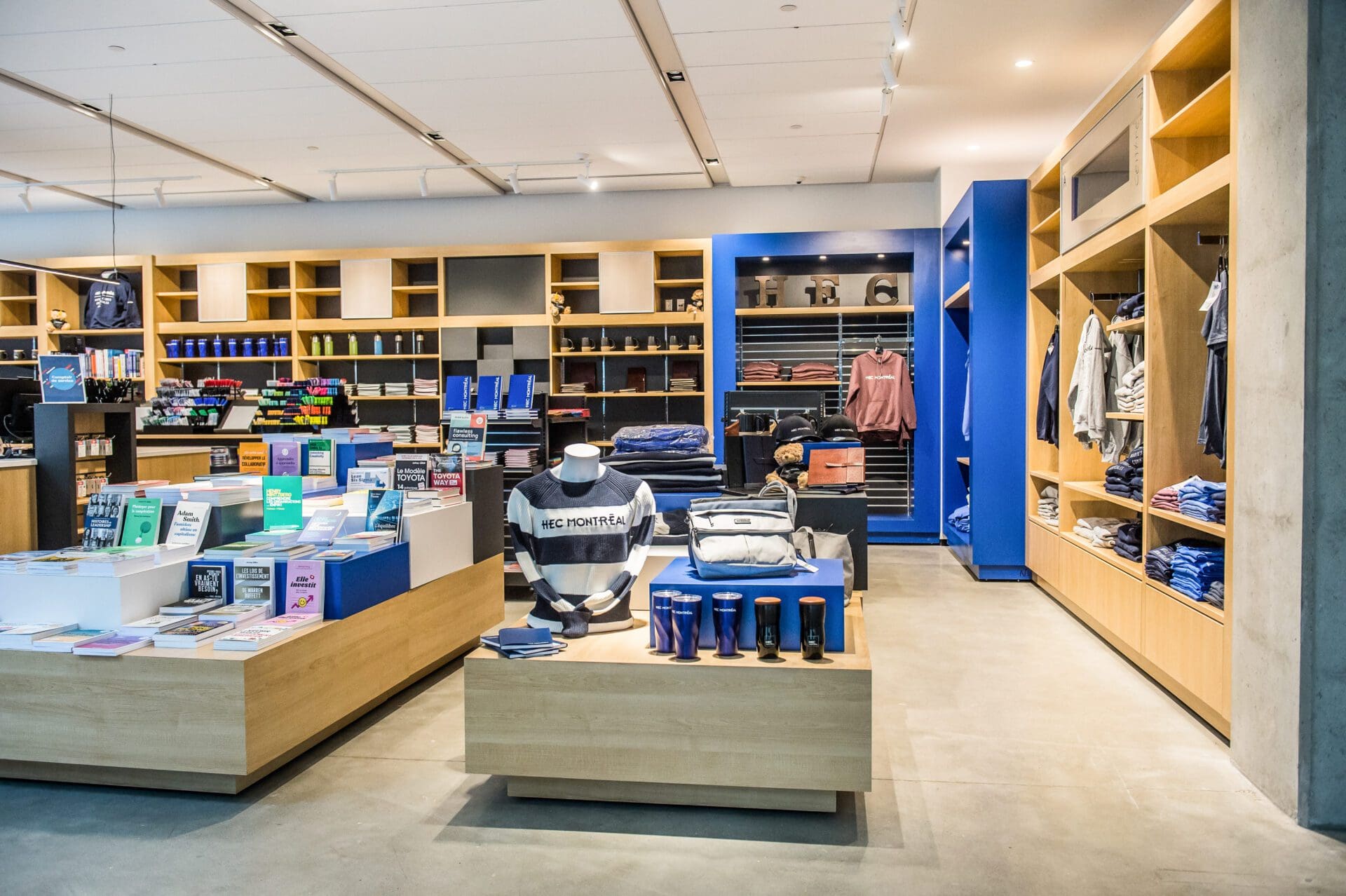 University bookstore design and shelving - HEC | Etalex